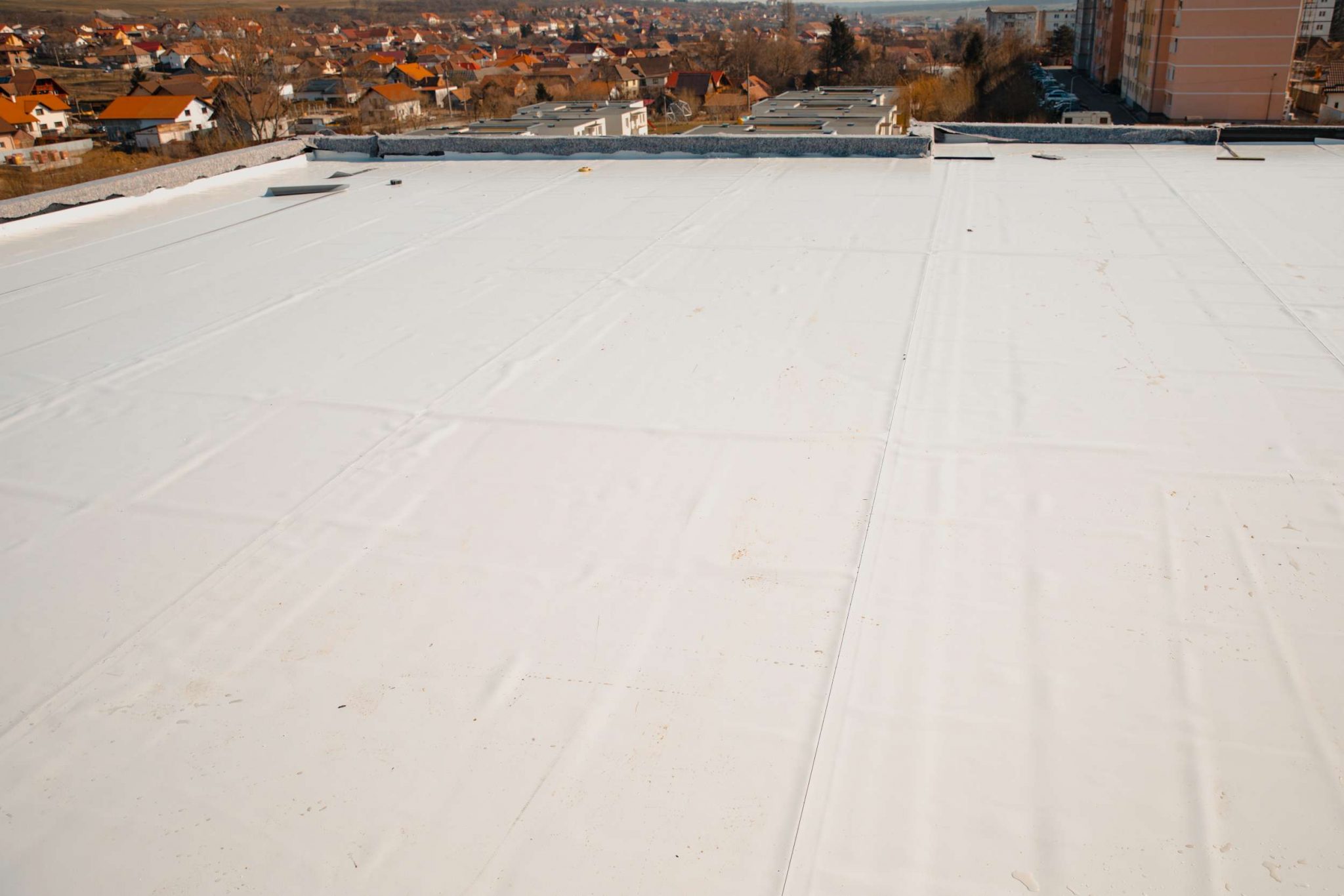 Quels sont les avantages d’un toit blanc au Québec? Tarifs et conseils ...